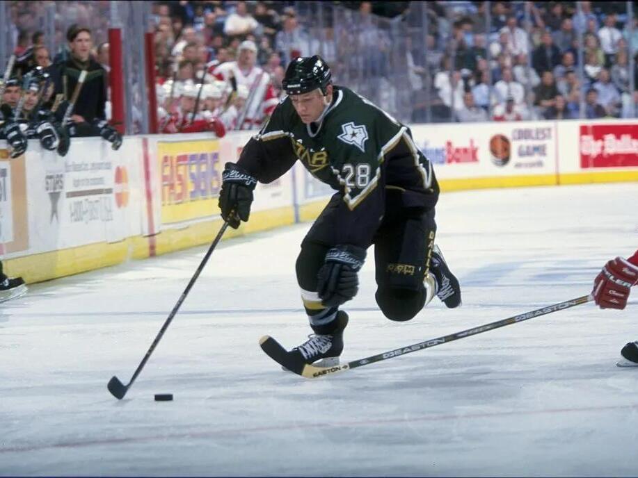 Spits and Suds One-Timer: Stars Alumni Association president Bob Bassen ...