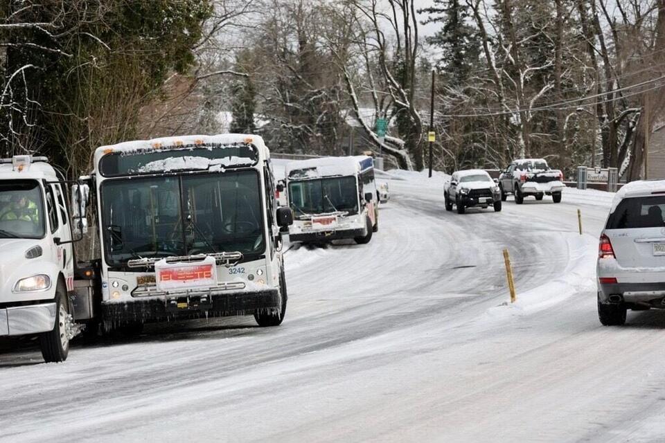 Snow, ice cause TriMet bus to crash in West Linn Thursday - NewsBreak
