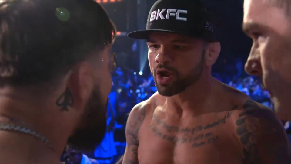 Staredowns! Mike Perry shares intense final faceoff with Thiago Alves | BKFC ‘KnuckleMania 4 ...