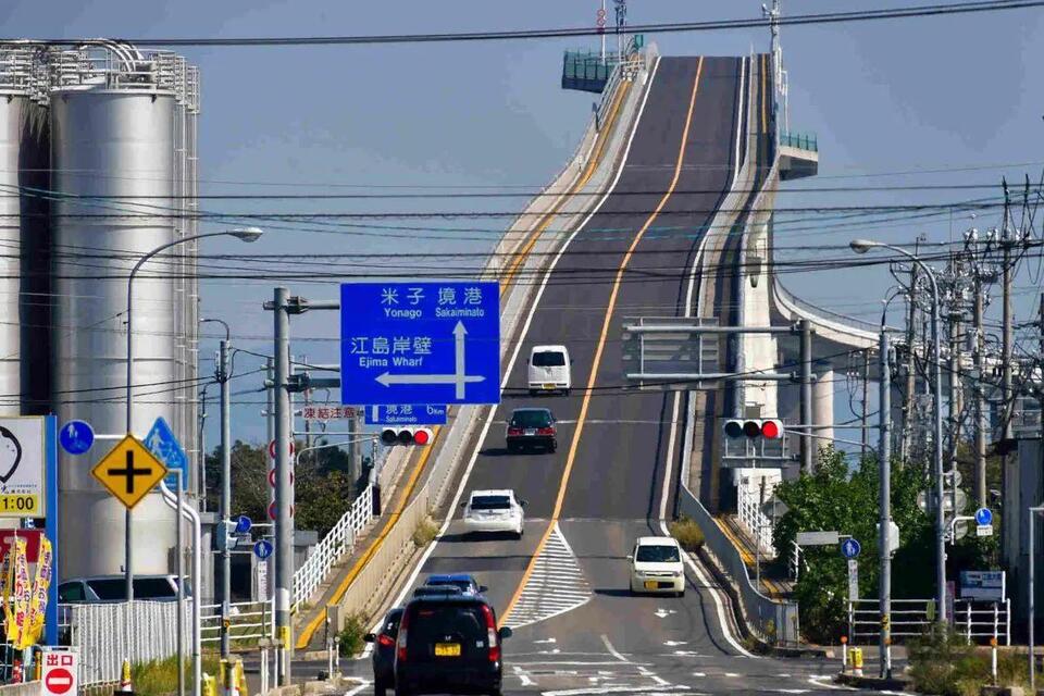 Japan’s steepest bridge with a free-fall appearance leaves motorists ...