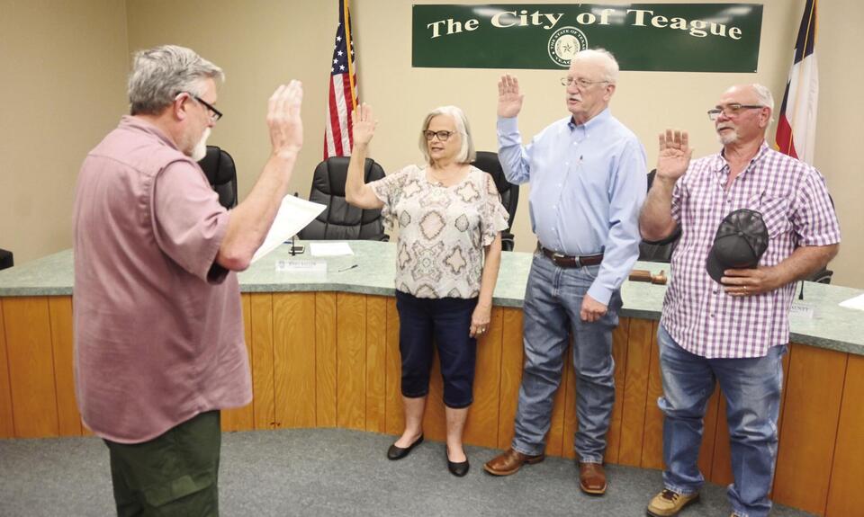 Mayor, aldermen sworn-in at council meeting - NewsBreak