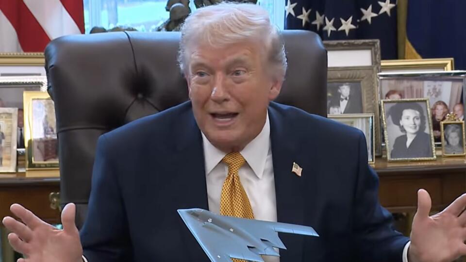 Trump Boasts B-2 Bomber — “It Looks Small, but in Person It’s Very Big ...