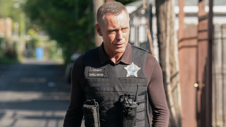 Chicago PD Season 13 Fall Finale Reveals Who Was Blackmailing Voight ...