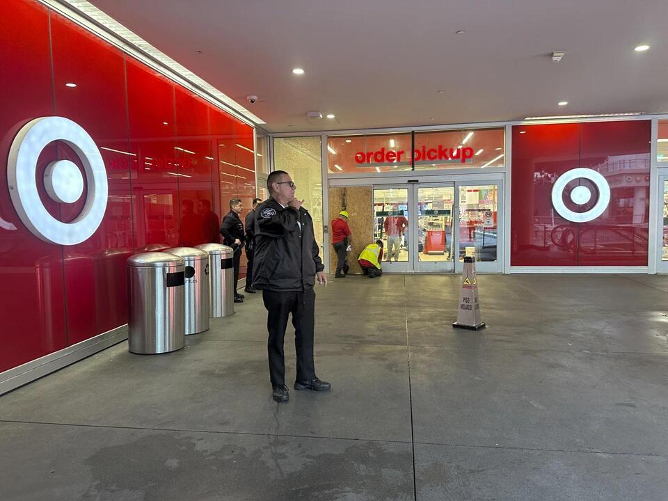 Man arrested in shooting of 2 security guards outside a Los Angeles ...
