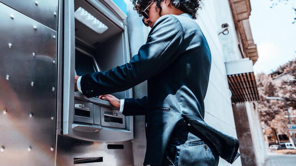 Major US banks cut 100s of branches, leaving customers stranded - NewsBreak