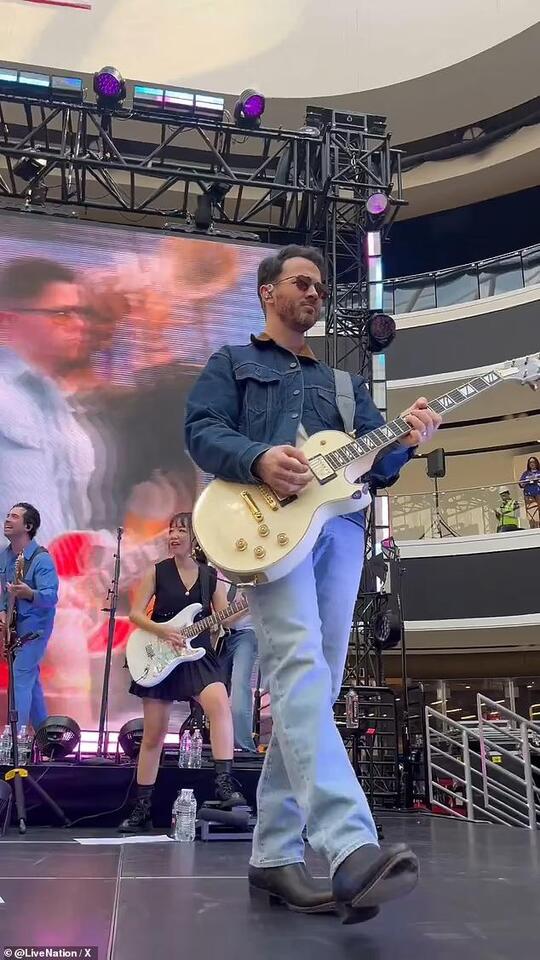 Jonas Brothers fans mob New Jersey mall with 'insane lines' for ...