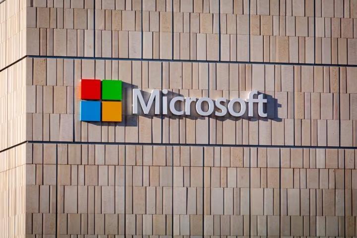 Microsoft (MSFT) Stock Moves Lower As Investors Assess Its AI Edge ...