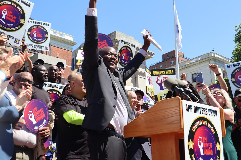 In Historic First, Uber and Lyft Drivers Unite to Form Union - NewsBreak