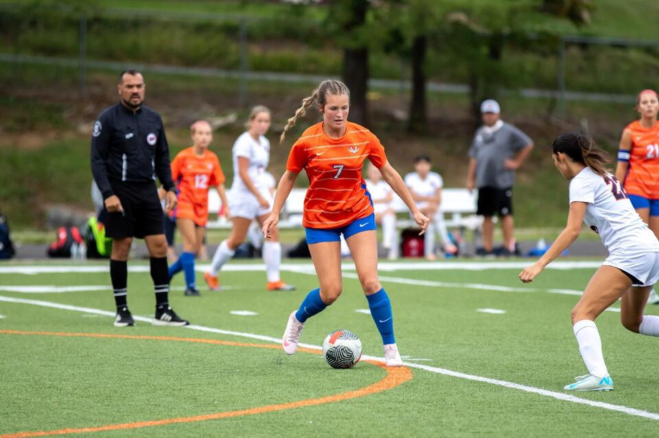 PHOTO GALLERY: Volunteer slips past Grainger - NewsBreak