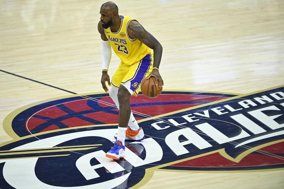 Cavaliers' video tribute leaves LeBron James in tears - NewsBreak