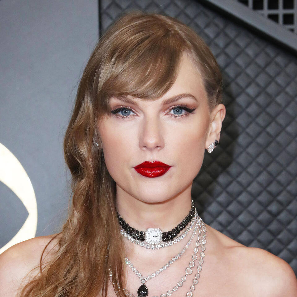 Taylor Swift Fans Are 'Begging' Her To 'Fire' Her Stylist After She ...