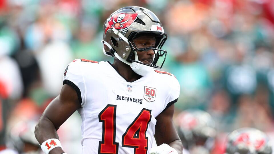 Chris Godwin, Bucky Irving remain out of Bucs practice - NewsBreak
