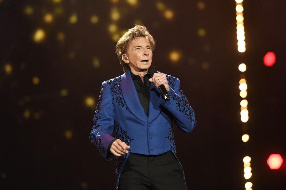 Barry Manilow, 82, gives scary lung cancer update - NewsBreak