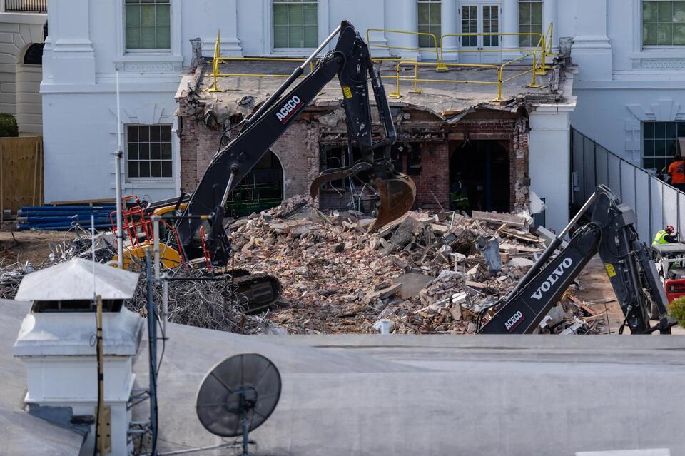 Jeff Bezos’ Washington Post Defends Trump’s ‘Aggressive’ Demolition of ...