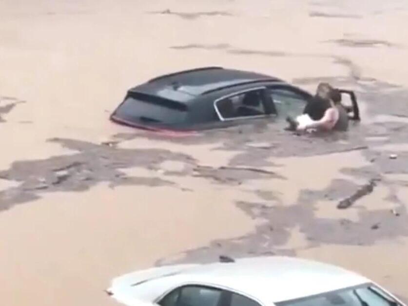 Slow-moving thunderstorms drop historic rainfall, causing catastrophic ... Slow-moving thunderstorms drop historic rainfall, causing catastrophic ...