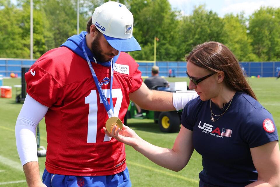 Hayley Scamurra gets a thrill showing off US hockey gold medal with ...