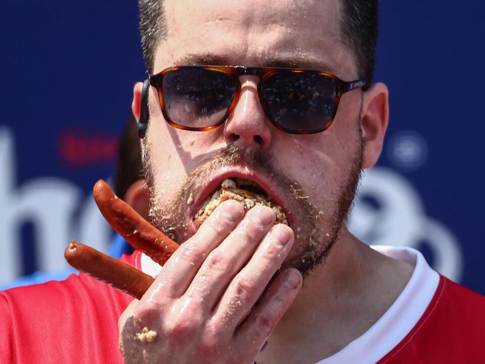Chicago hot dog champ 'went into a different place' to win Fourth of ...