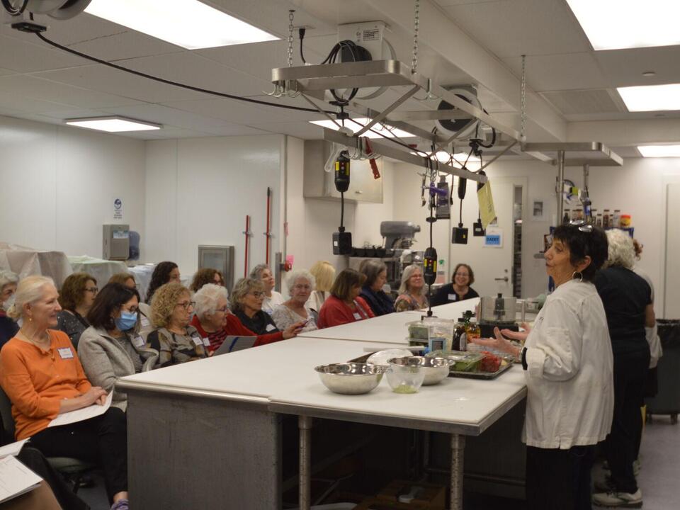 Chef Levine serves up Passover recipes at Park Synagogue event