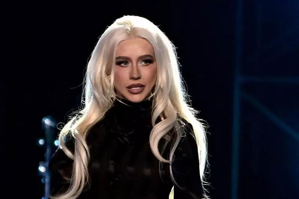 Christina Aguilera Fan Forces Kiss on Singer, Gets Shoved by Security ...
