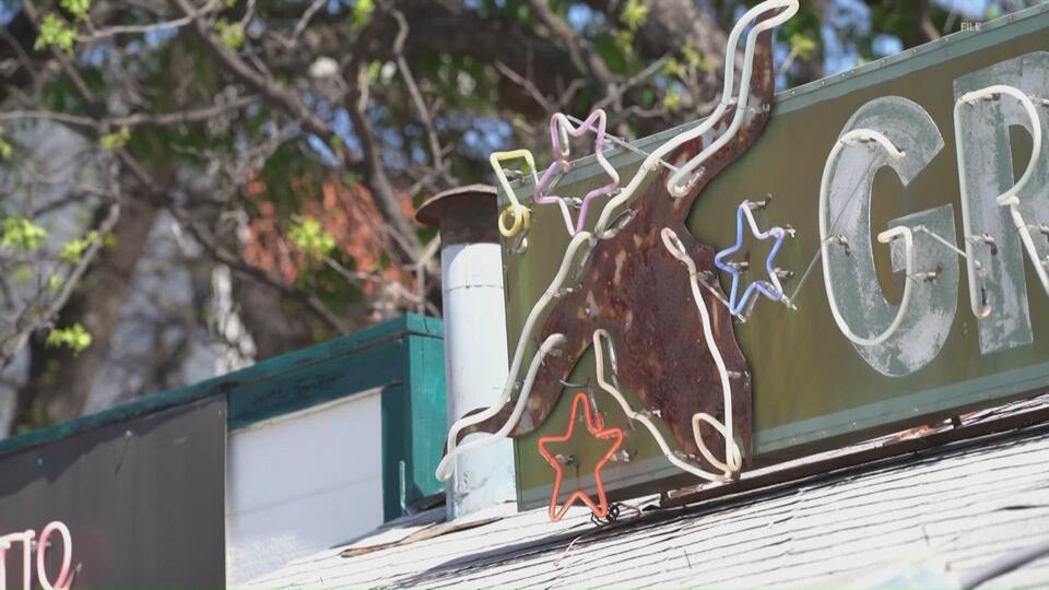 Man dies after being trapped under fallen tree near Green Mesquite BBQ ...