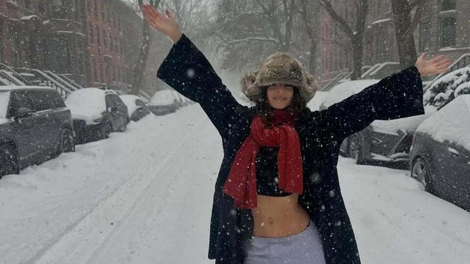 Emily Ratajkowski’s Snowy Photos Are a Masterclass in Styling Crop Top ...