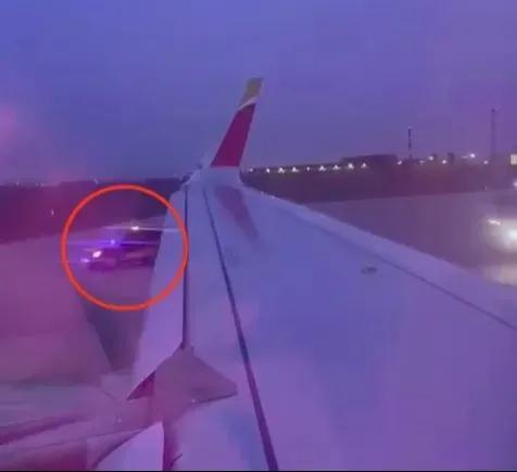 Plane passenger opens emergency exit and LEAPS OUT after attacking ...