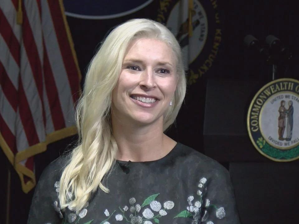 First Lady Britainy Beshear receives award from Alpha Kappa Alpha