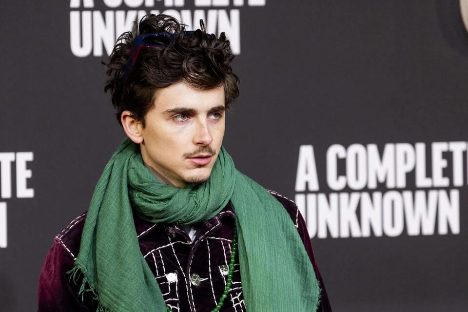 "He has no clue who that is"—Fans joke as Timothée Chalamet receives a ...