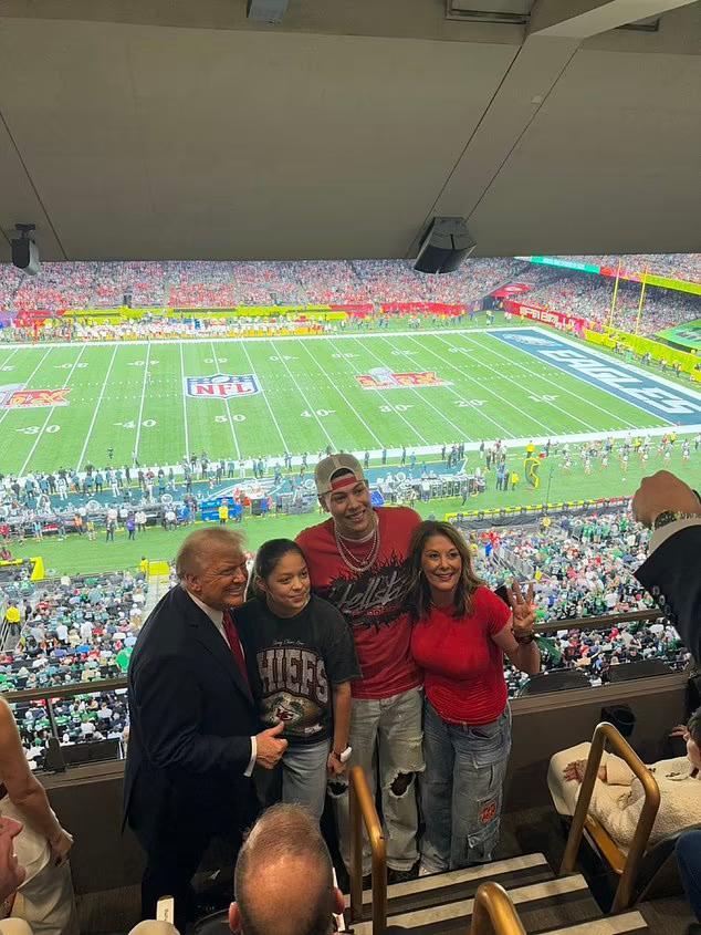 Donald Trump poses for photo with MAGA-mad Mahomes family at Super Bowl ...