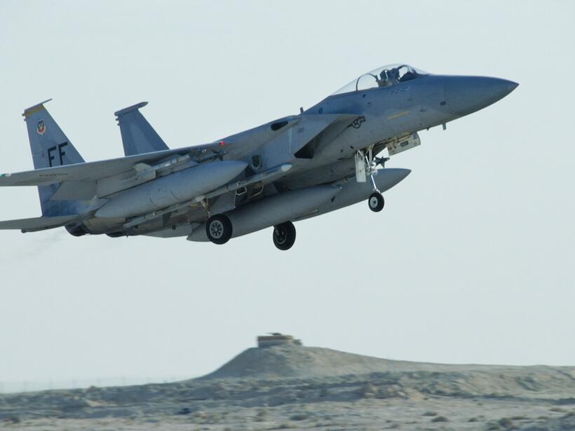 F-15 Eagles Took Down An Iraqi Helicopter Mid-Air with A Bomb During ...