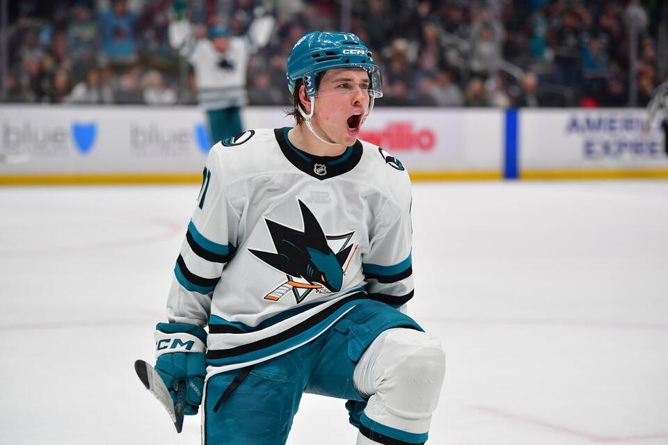 Surging Lightning take aim at Sharks - NewsBreak