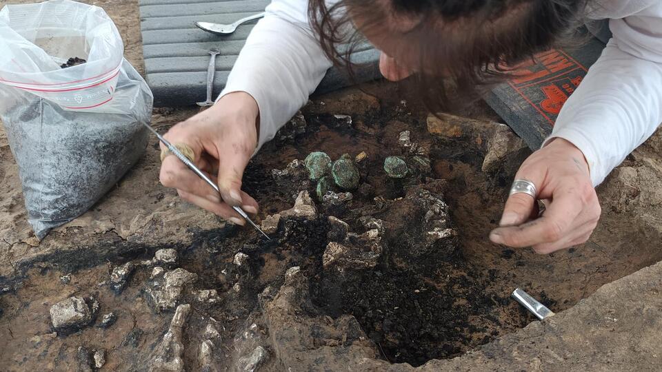 2,000-year-old gold ring holds clue about lavish cremation burial unearthed in France - NewsBreak