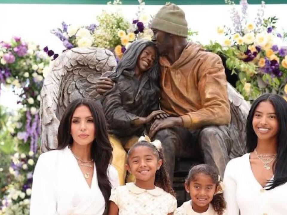 New Kobe Bryant and Gianna Bryant statue celebrates the basketball ...