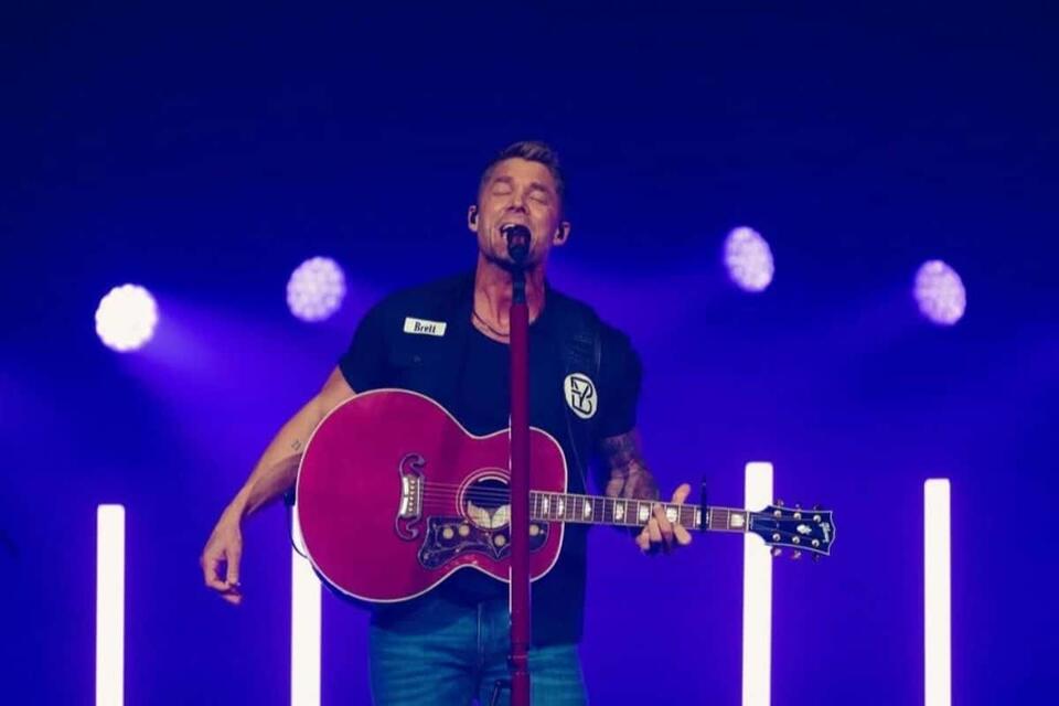 Brett Young Explains the Vision Behind His Steamy Morgan Wallen Shower ...