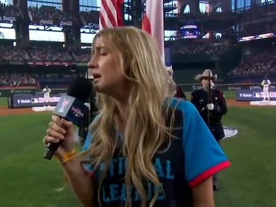 Country singer slated for ‘worst national anthem ever’ says she was ...