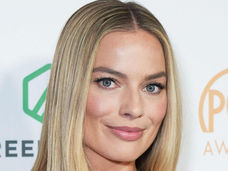 Margot Robbie Just Displayed Her Toned Abs In An Itty-Bitty Black Top A ...