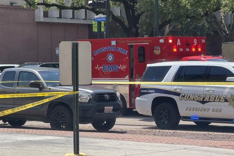 Texas constable deputy shot, injured in shootout outside Houston ...