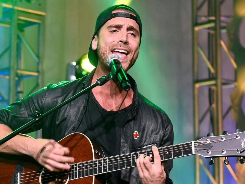 ‘American Idol’ Winner Will Headline National Neil Diamond Musical Tour