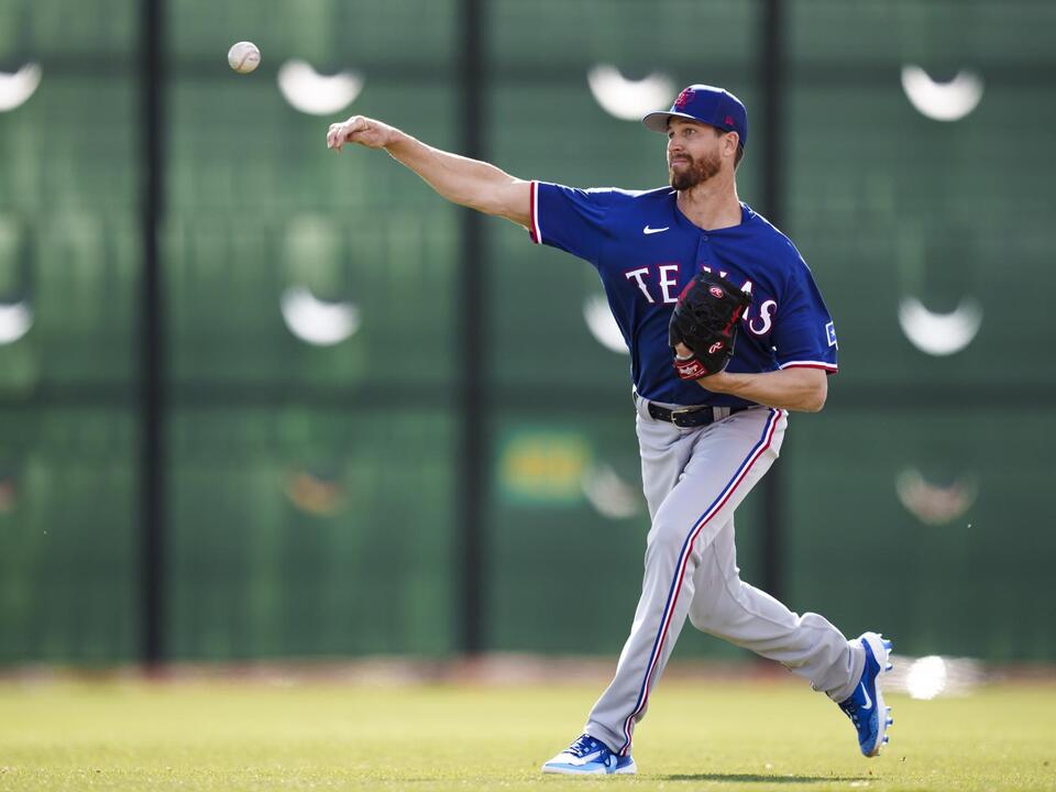Jacob deGrom returns to mound after early Rangers injury scare