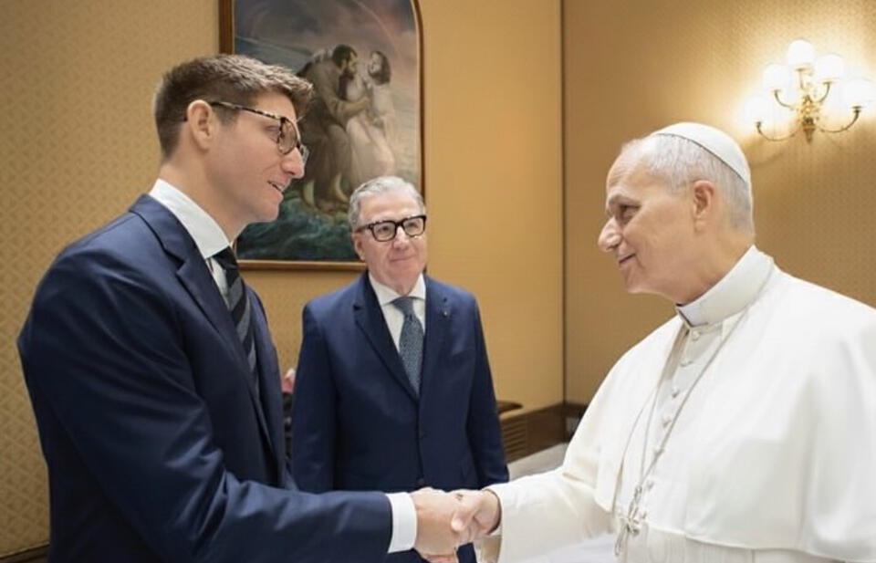 Pope Leo Meets Prominent Married Gay Couple — And Talks Wordle - NewsBreak