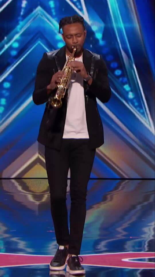 Hes So SMOOTH Saxophonist B Thompson Has The Crowd on Their Feet With ...