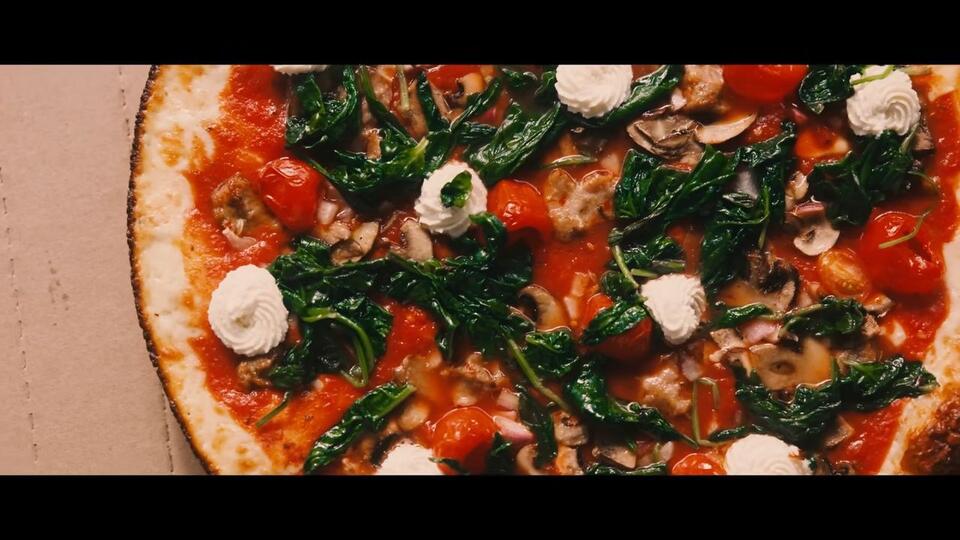 This Illinois Pizza Spot Was Just Crowned One of America's Best - NewsBreak