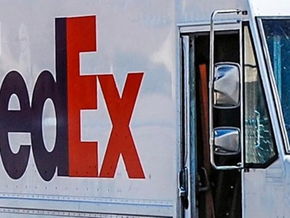 3 injured after car loses control, crashes into FedEx truck head on in ... 3 injured after car loses control, crashes into FedEx truck head on in ...