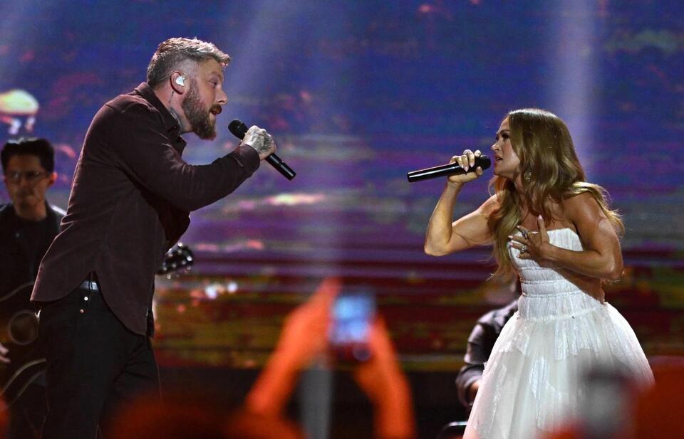 Carrie Underwood Surprises Dove Awards Crowd, Delivers Stirring ...