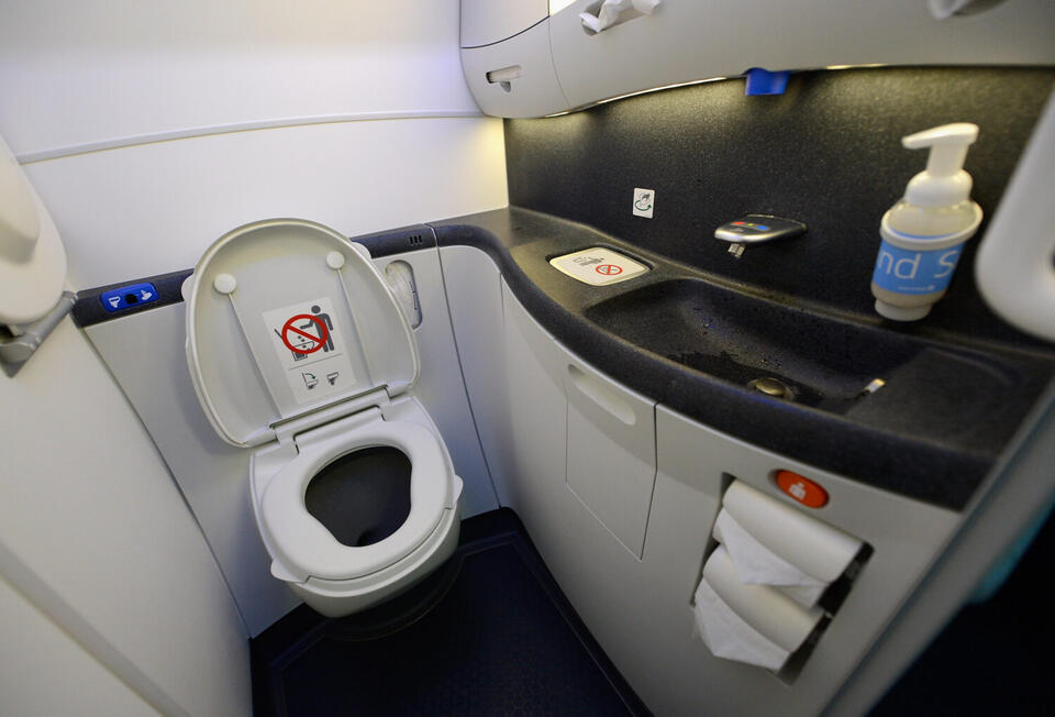 A flight left Denver’s airport this weekend, the toilet erupted, and it ...