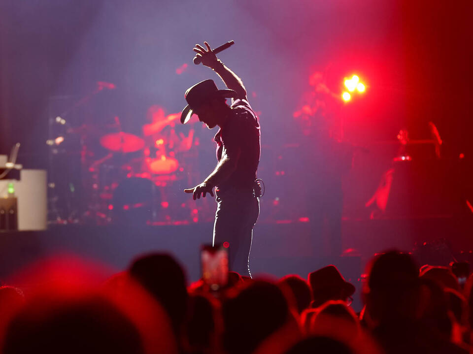 Tim McGraw jacks up Buffalo - NewsBreak