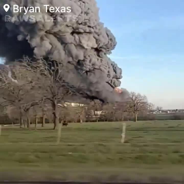 🚨#BREAKING: A large explosion with a significant Fire Erupted at ...