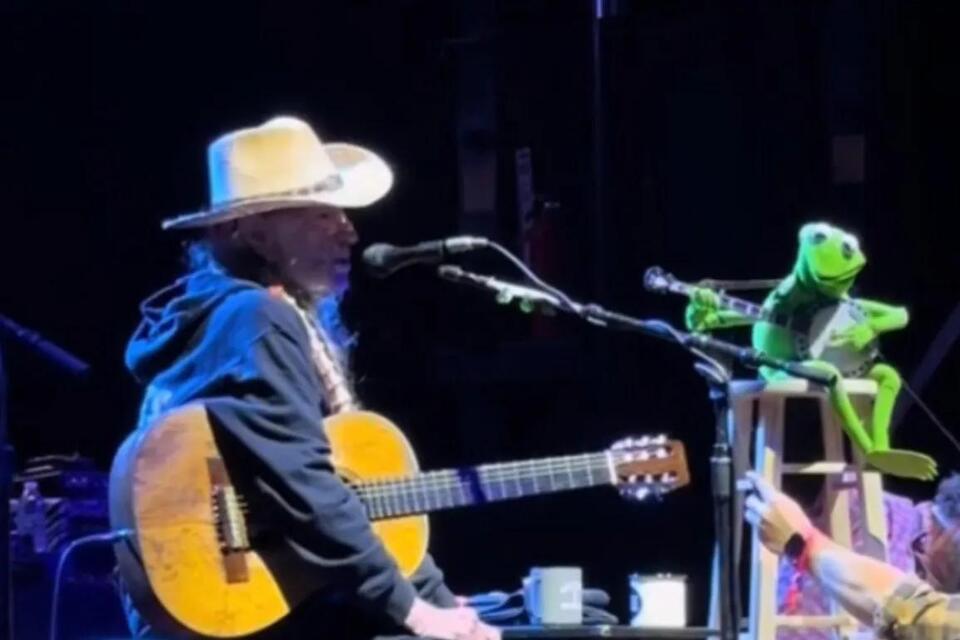 Willie Nelson Sings “Rainbow Connection” With Kermit The Frog At Luck ...
