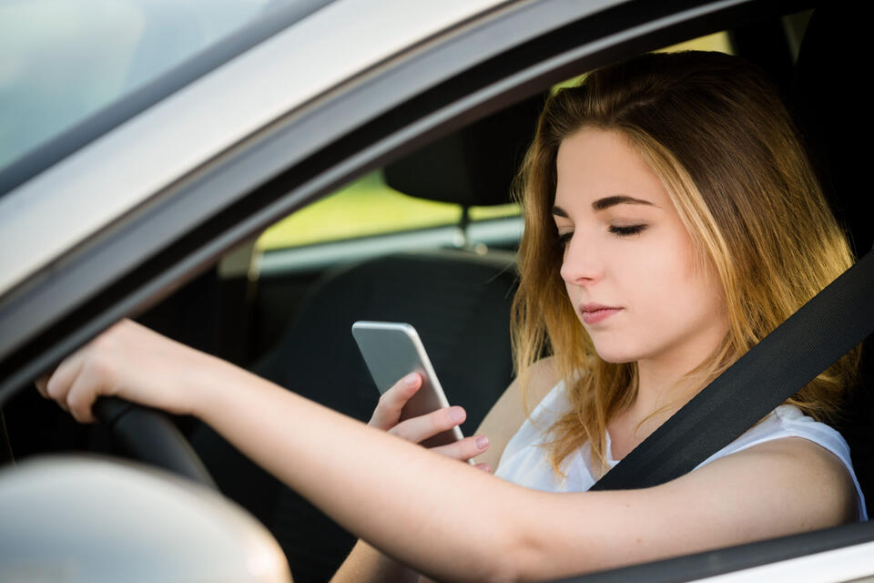 Kentucky moves toward ban on cell phone use while driving - NewsBreak