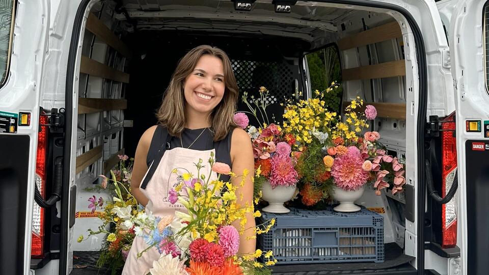 27-year-old quit her 9-to-5 to start a floral business—this year, she ...
